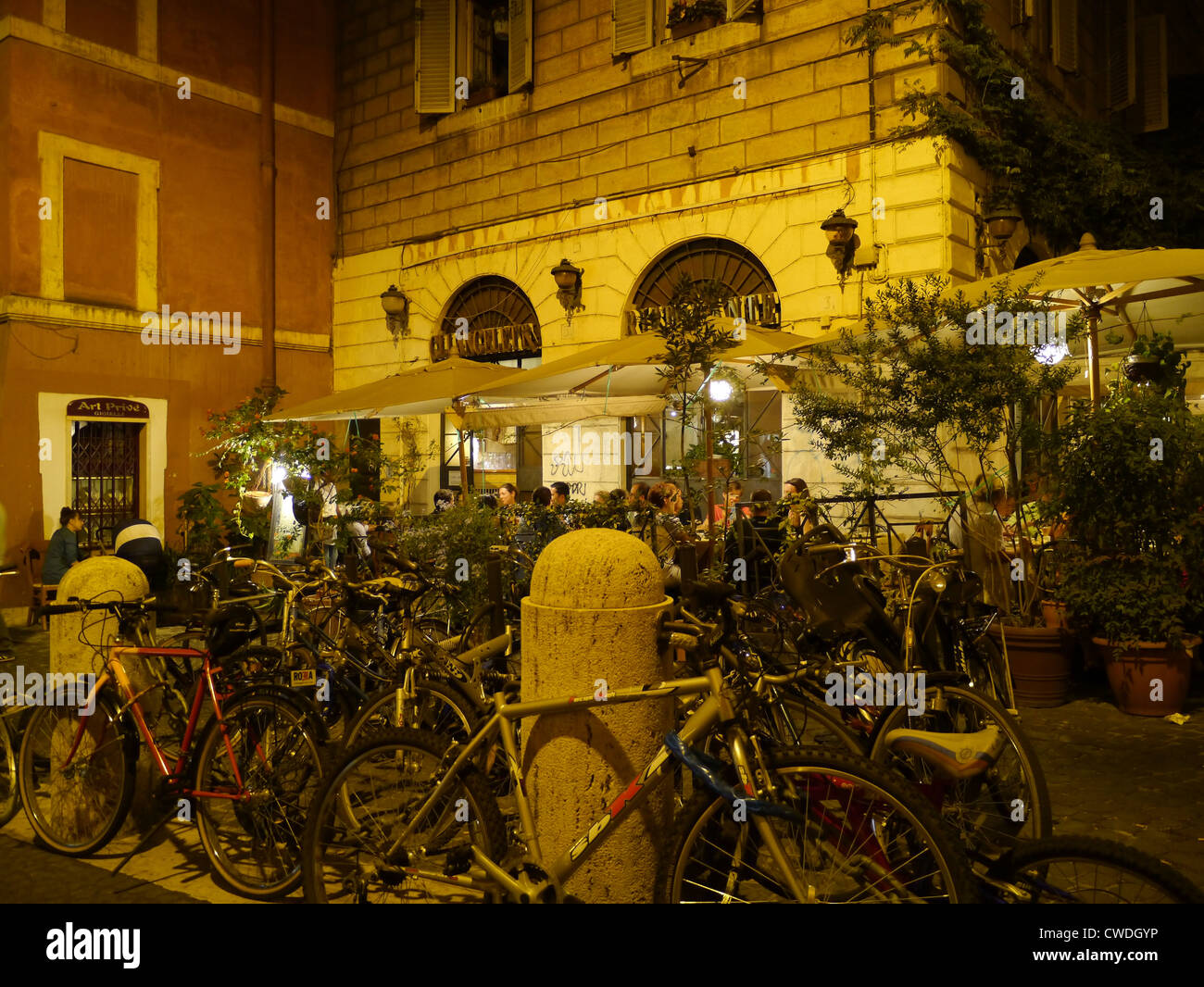 Cafe la nuit Banque de photographies et d’images à haute résolution - Alamy