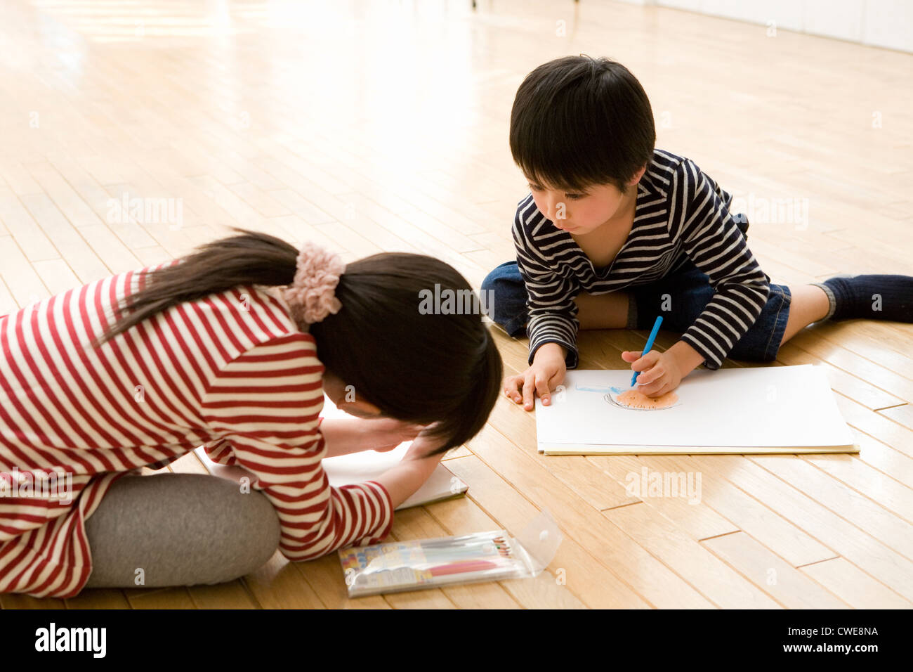 Dessin de deux enfants Banque de photographies et d’images à haute résolution - Page 7 - Alamy