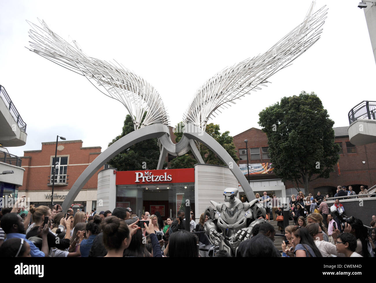 Le Robot Titan a fait une apparition spéciale pour célébrer les 10 ans ...