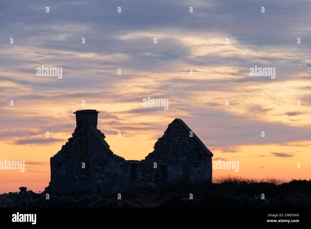Silhouette de chalet en ruine Banque de photographies et d’images à haute résolution - Alamy