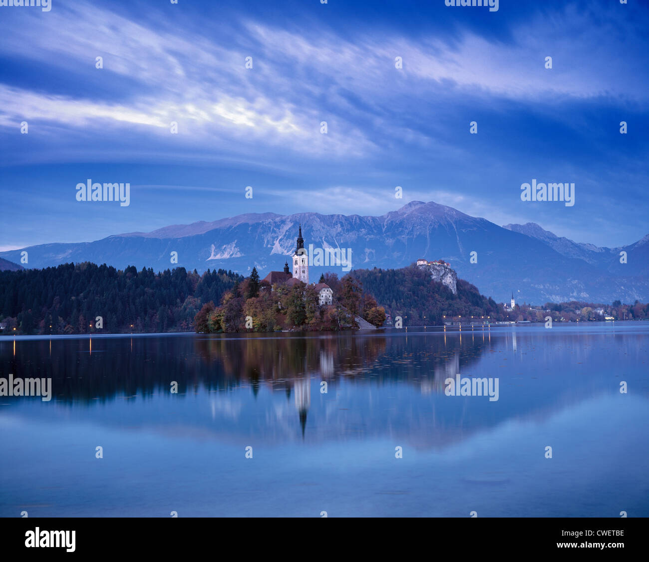 Le lac de Bled et l'église de l'assomption sur l'île Blejski Otok avec ...