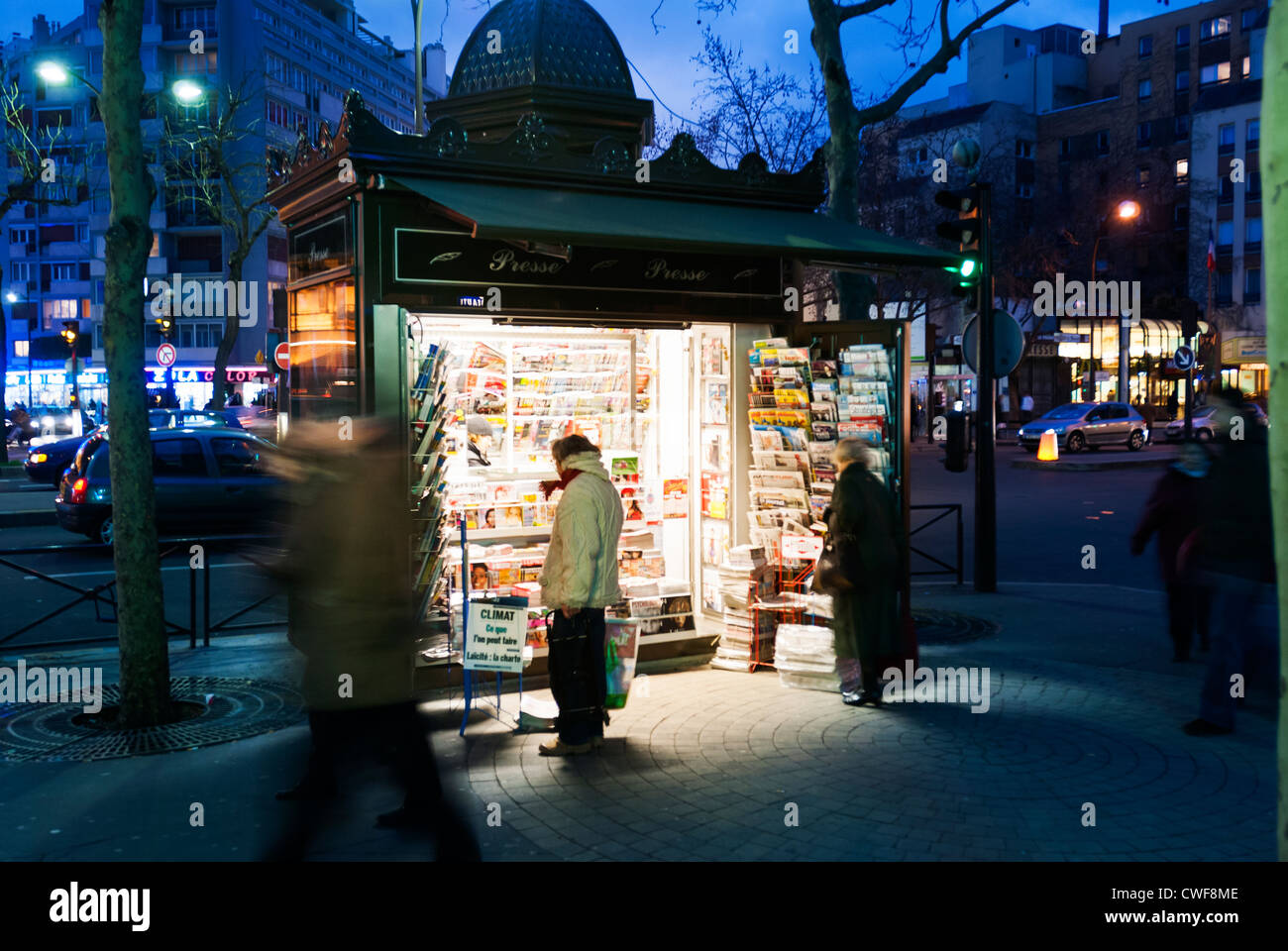 Newspaper kiosk paris Banque de photographies et d’images à haute ...