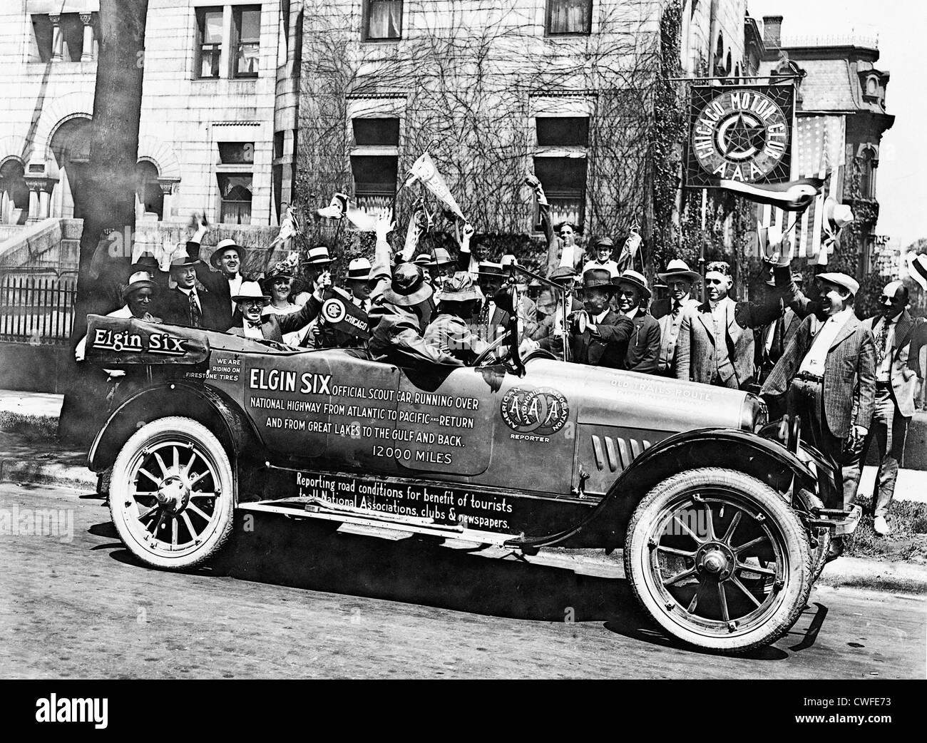 Groupe de personnes, à Elgin Six scout car, s'arrêta en face de A.A.A ...