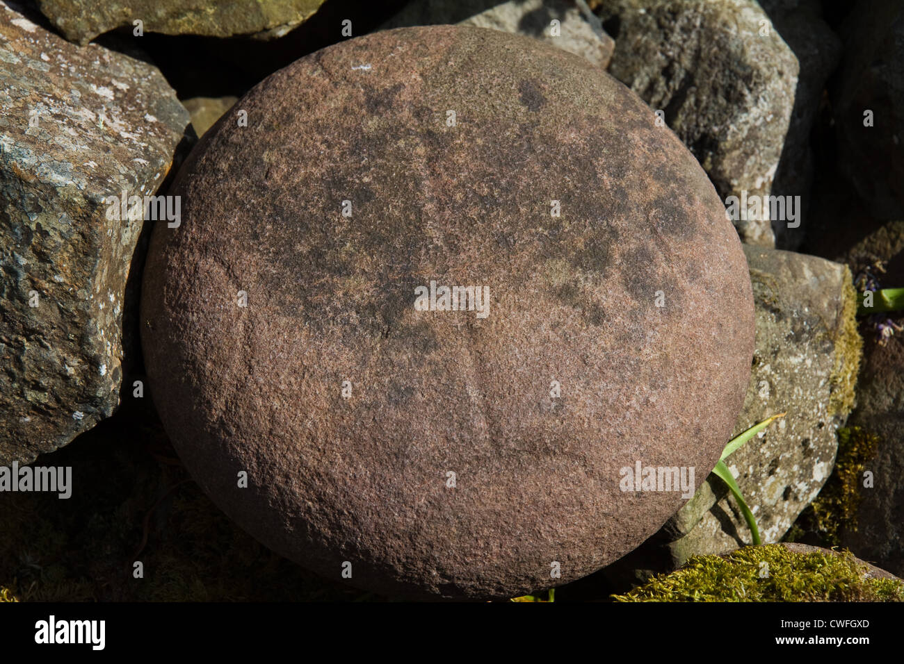 Bullaun stone Banque de photographies et d’images à haute résolution ...