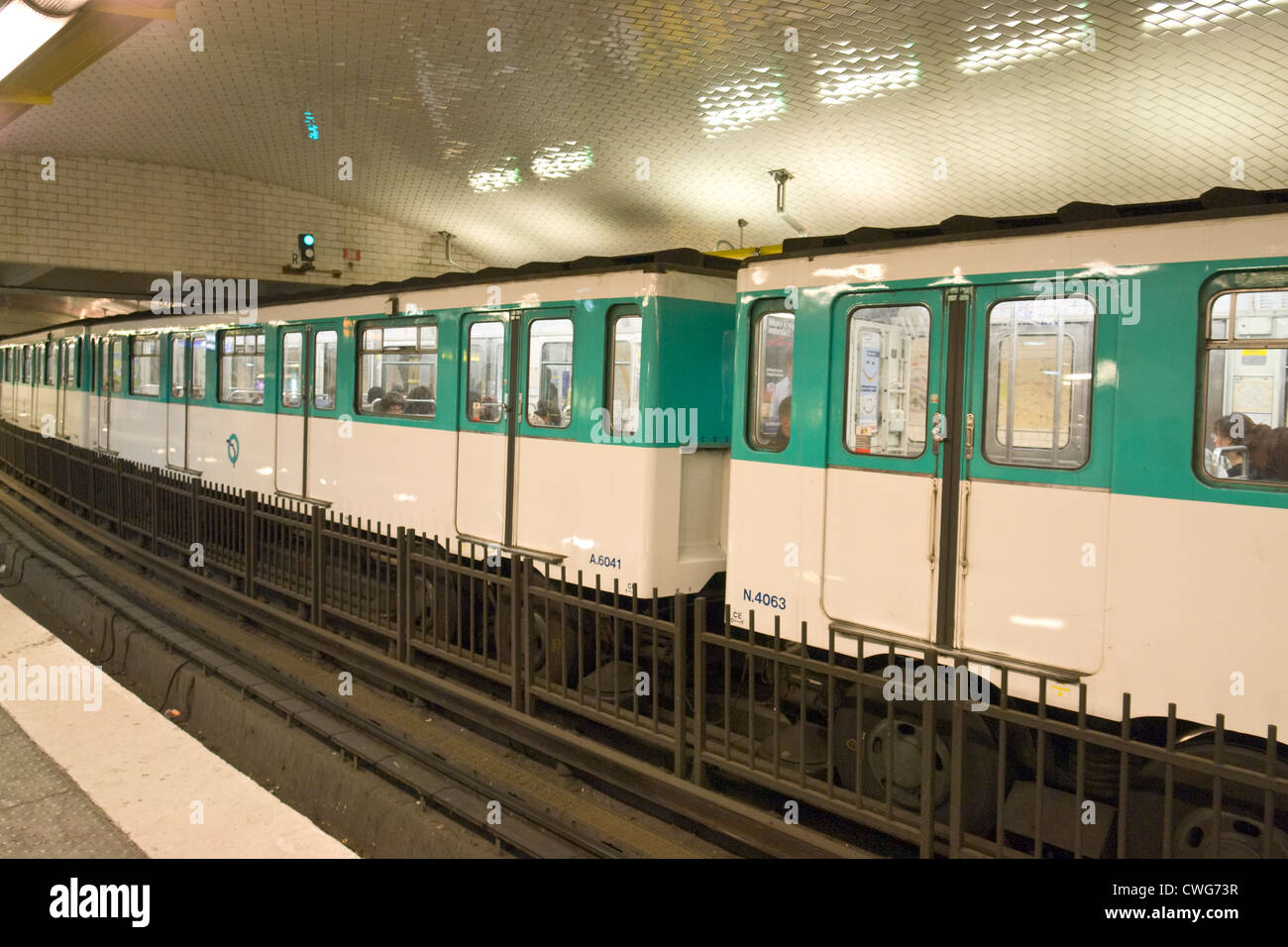 En métro, ligne 4, Paris Photo Stock - Alamy