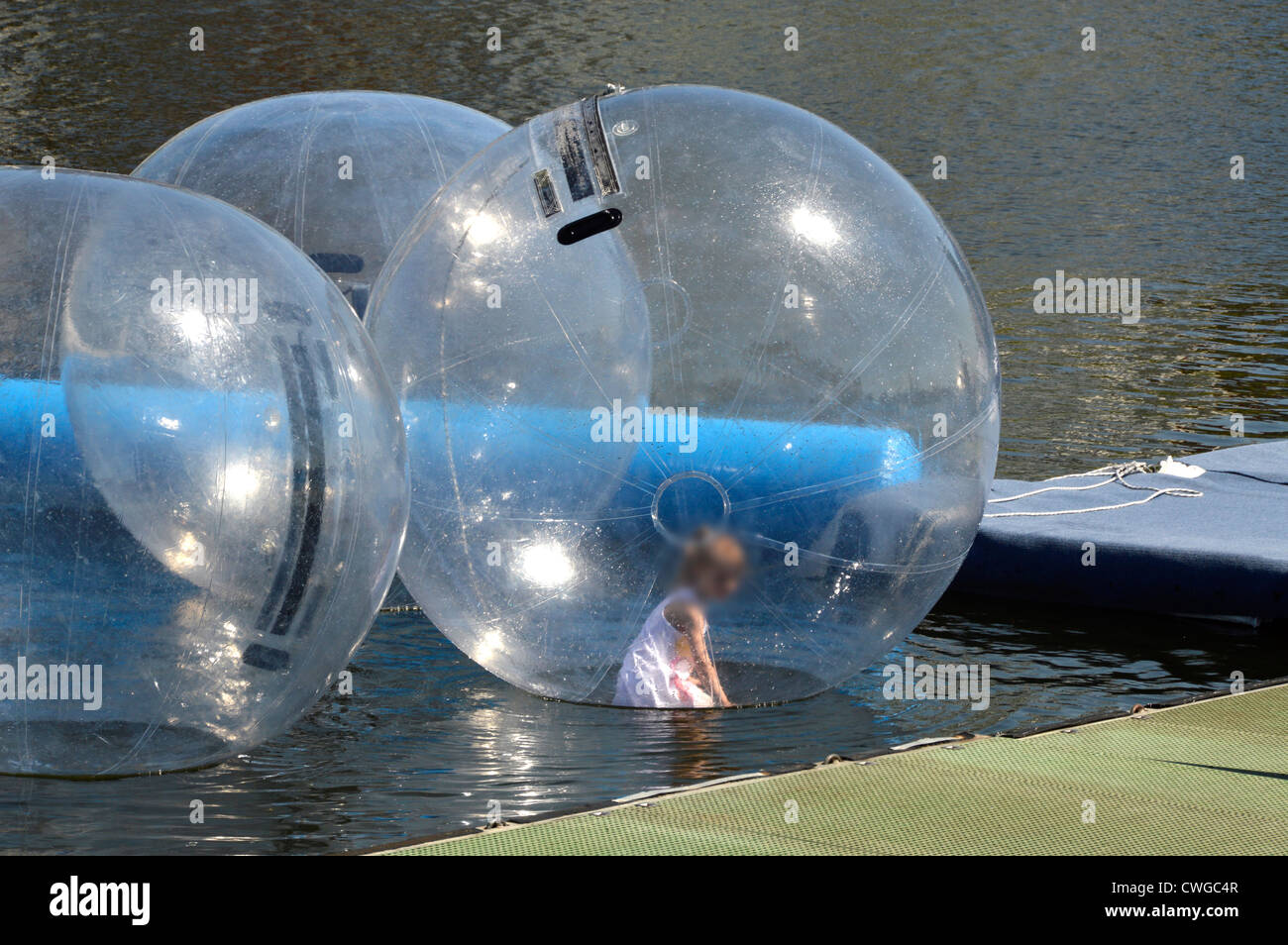 L'intérieur de l'enfant bulle gonflable intégré sur l'eau contenue à l ...