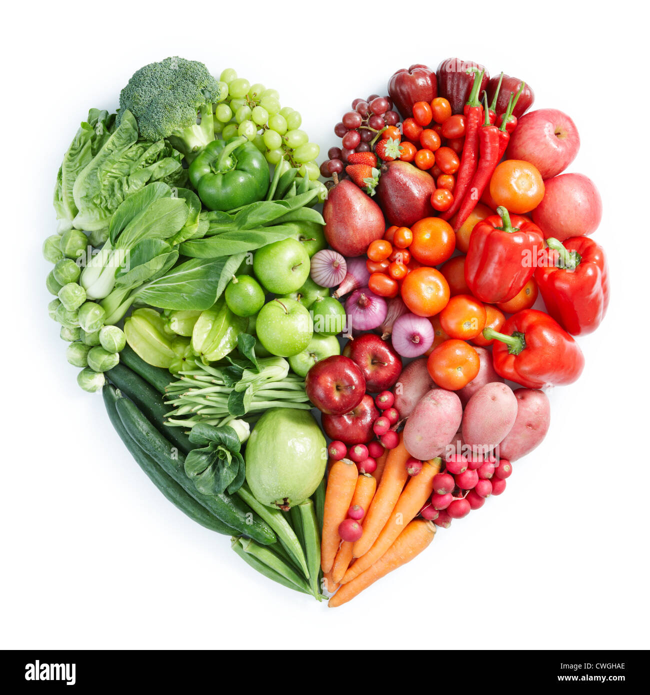 Forme de coeur forme par divers types de légumes et fruits en vert et ...