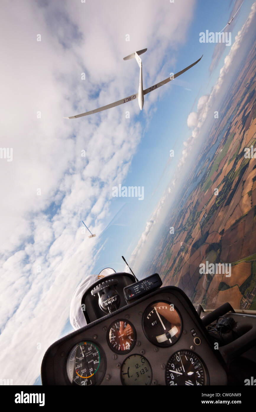 Vue des pilotes depuis le siège arrière d'un planeur Schempp-Hirth Duo ...