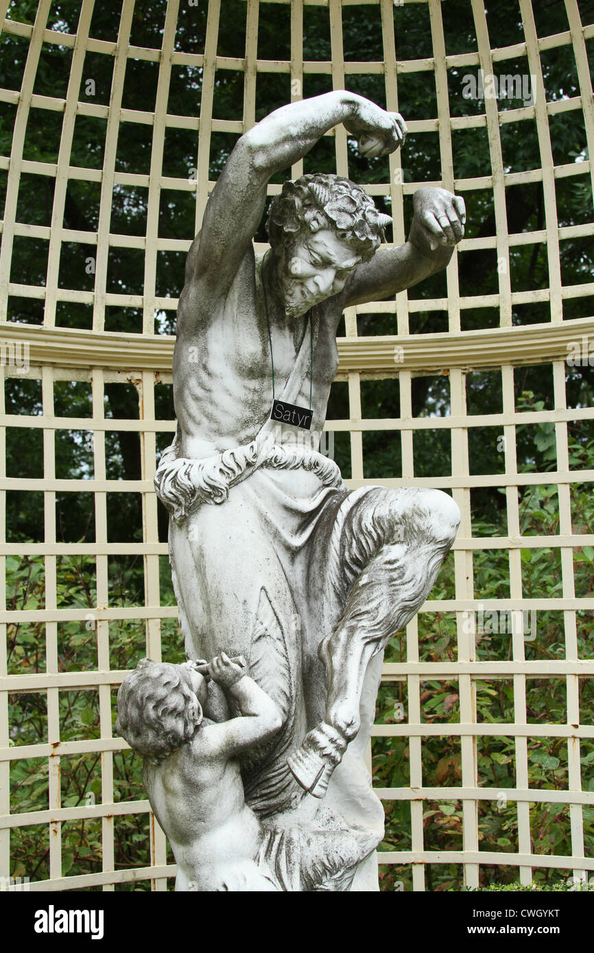 Satyr statue Banque de photographies et d’images à haute résolution - Alamy