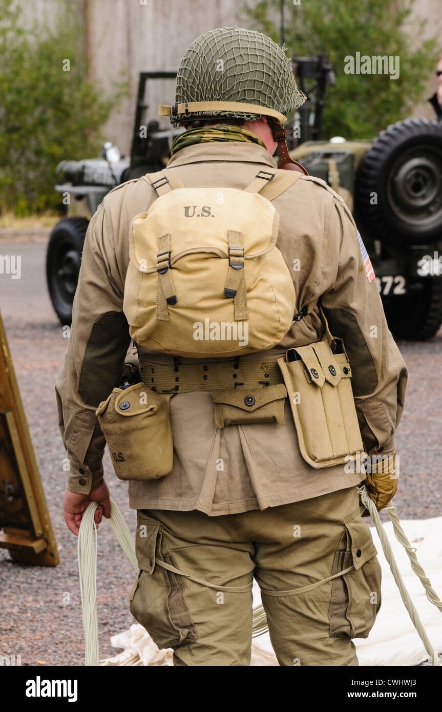 Homme vêtu de l'uniforme d'un soldat américain de la Seconde Guerre ...