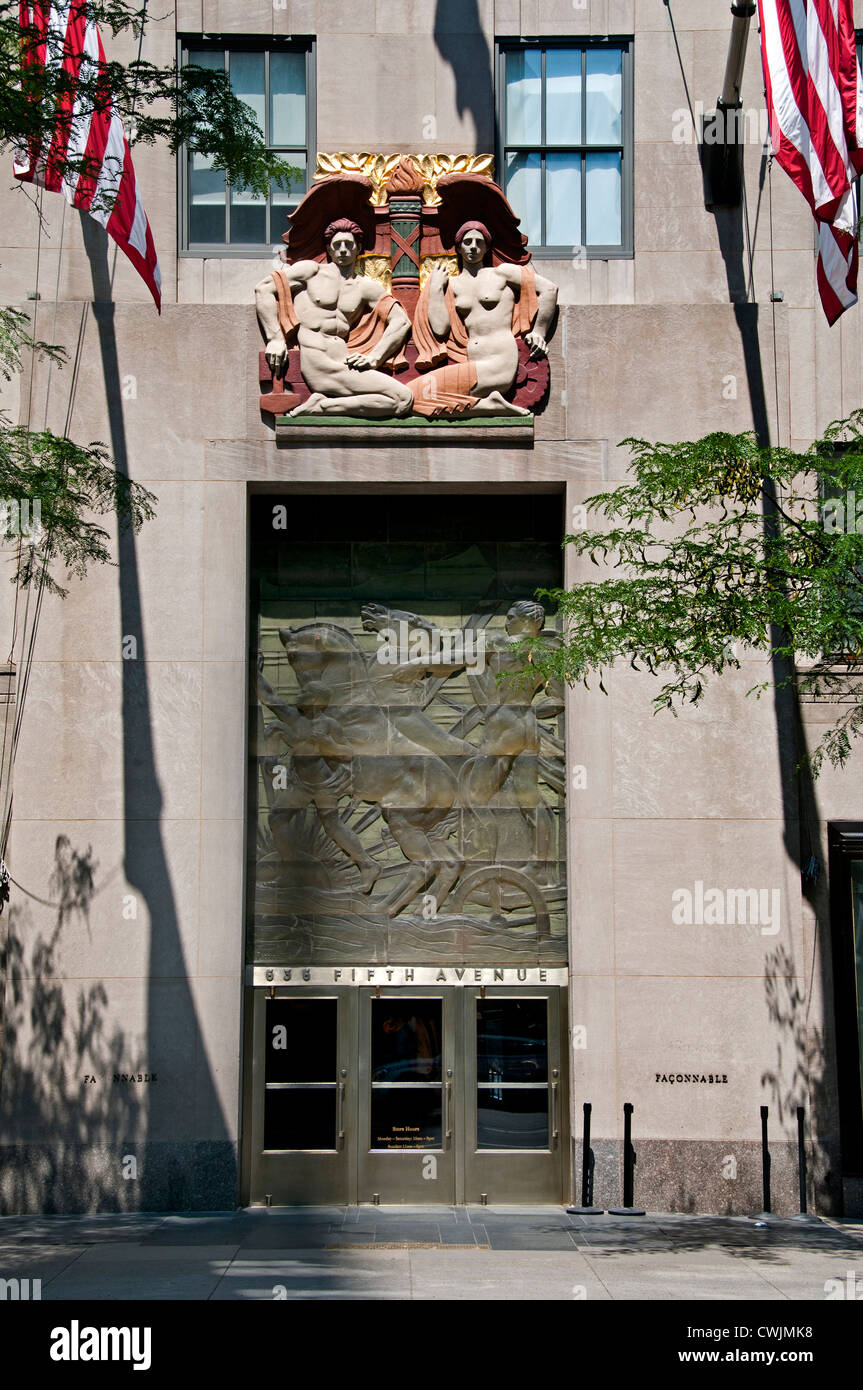 Michael Kors 5e Avenue New York Rockefeller Center l amitie entre l Amerique et la France Bas relief Photo Stock Alamy