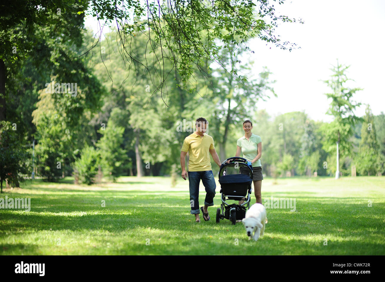 Jeune couple avec baby coach Banque de photographies et d’images à ...