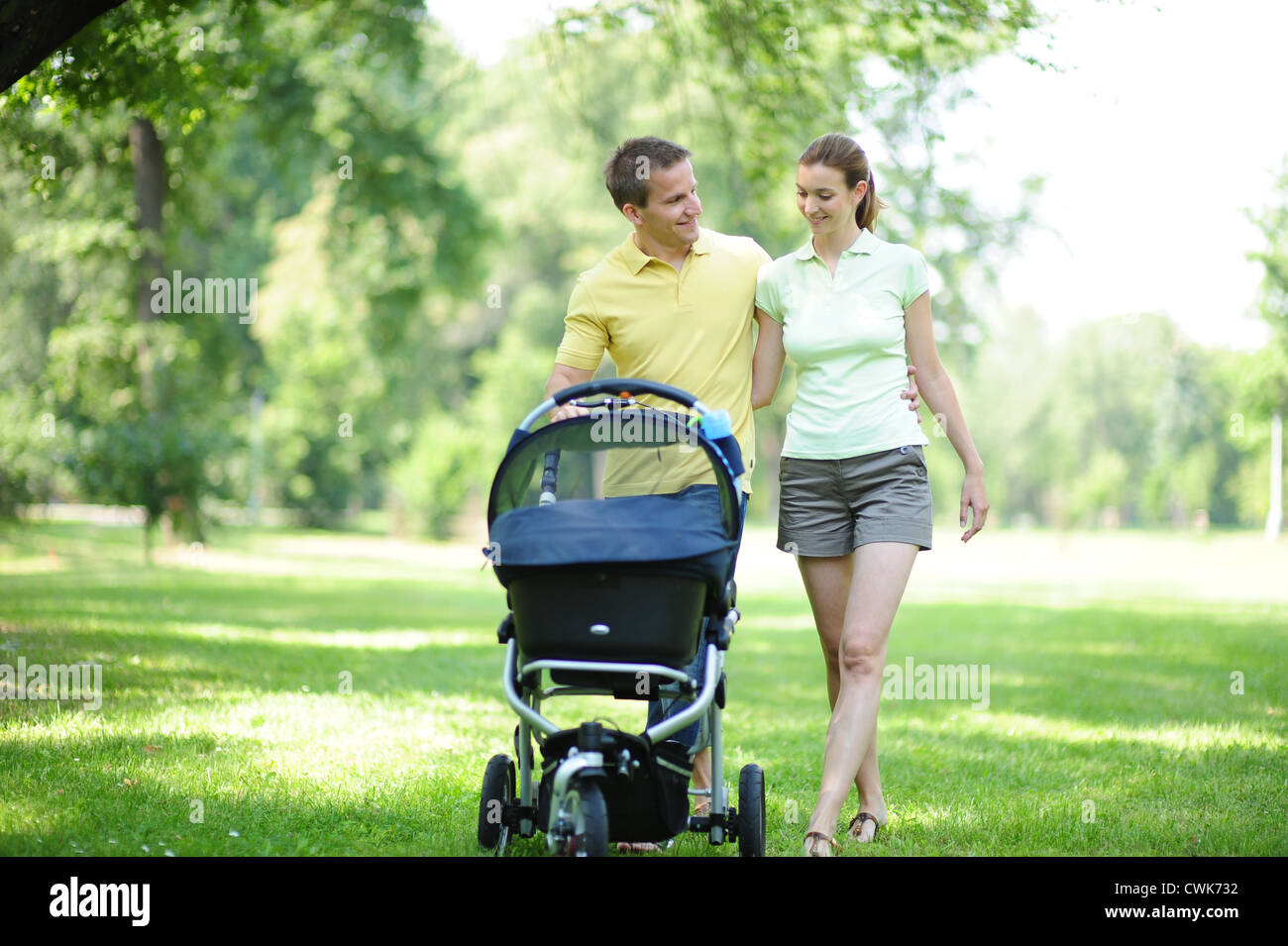 Jeune couple avec baby coach Banque de photographies et d’images à ...