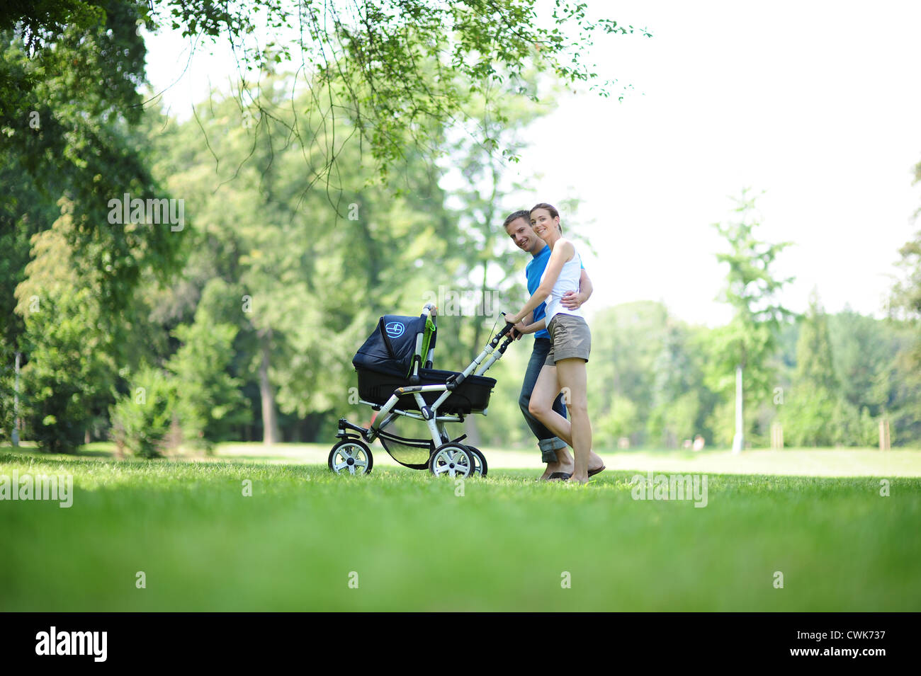 Jeune couple avec baby coach Banque de photographies et d’images à ...
