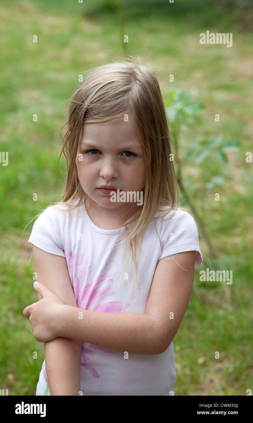 Portrait en extérieur d'un solum jeune fille française de 8 ans. Zawady ...
