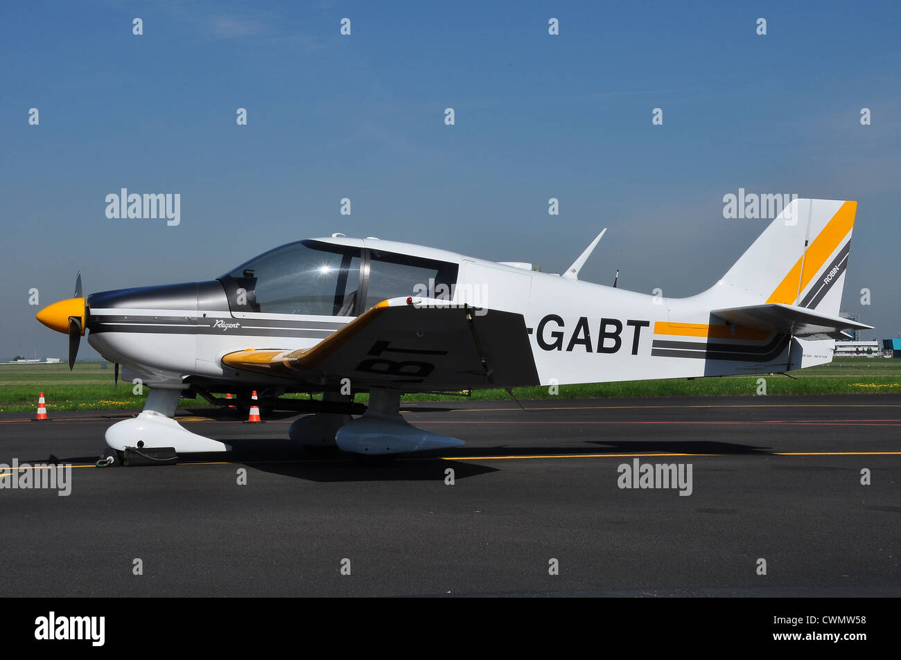 Robin dr400 Banque de photographies et d’images à haute résolution - Alamy