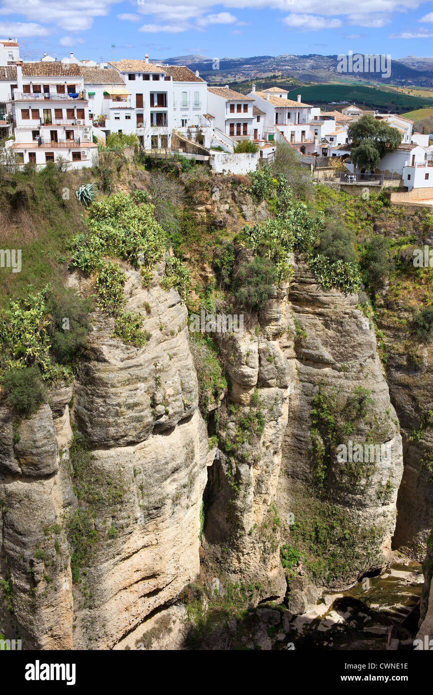 Maisons blanches de la ville de Ronda sur une haute falaise en ...