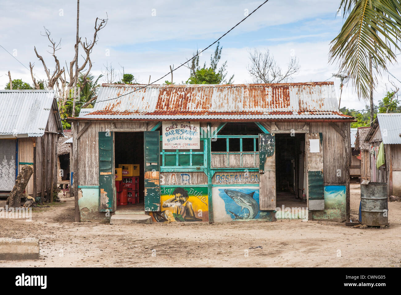Ile Sainte Marie, Madagascar - bar/restaurant à shack avec toit en tôle ...