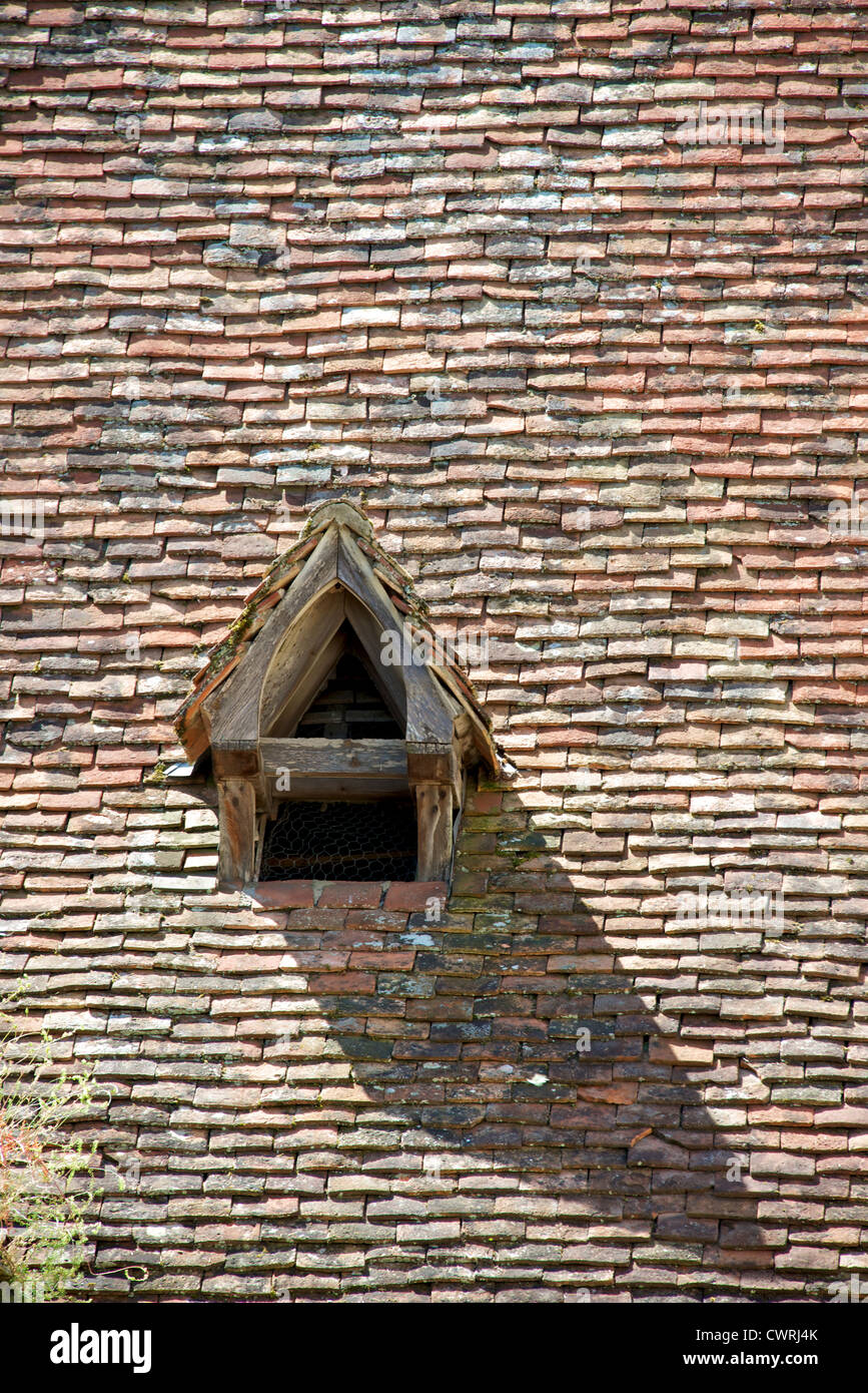 Pigeonier dans le toit d'un mur tour au Chateau de Fenelon, Dordogne ...