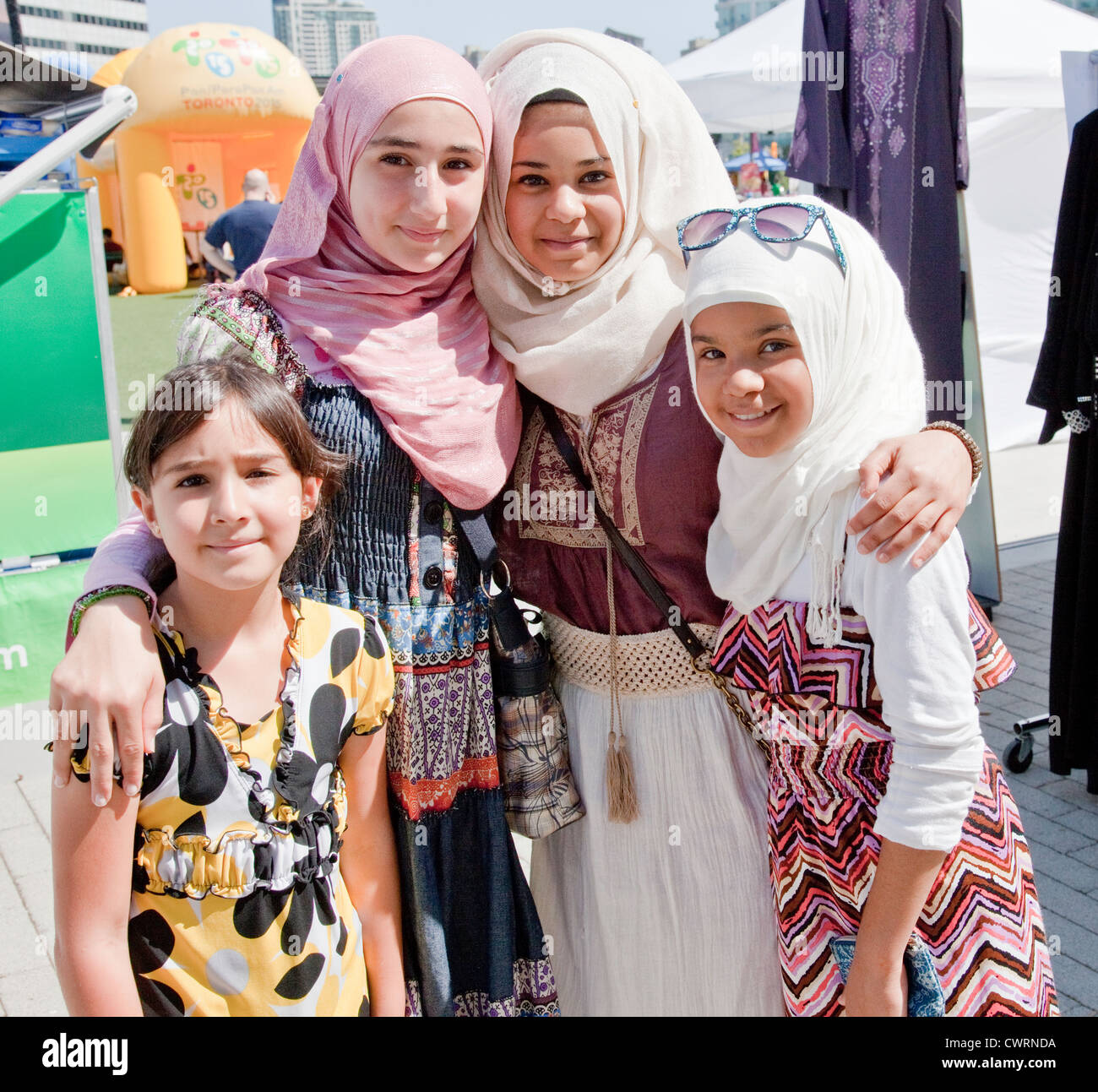Les jeunes filles musulmanes smiling for camera à Fest musulmane à ...