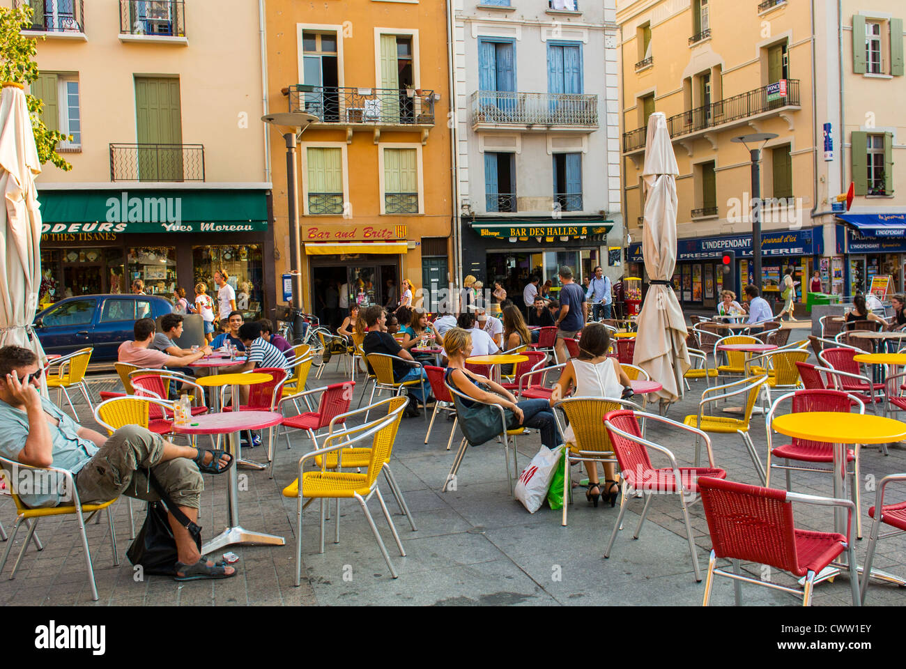 Perpignan, France, Medium Crowd People, partager des boissons dans le ...