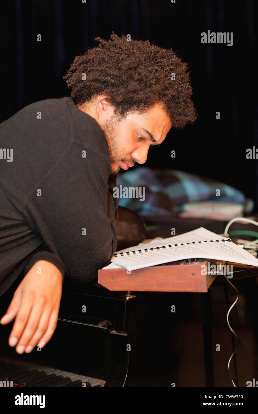 Reading sheet music Banque de photographies et d’images à haute ...