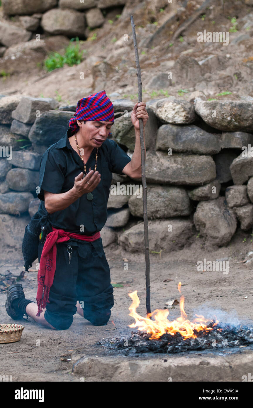Un chaman Maya effectue une cérémonie à Iximche Parc Archéologique ...