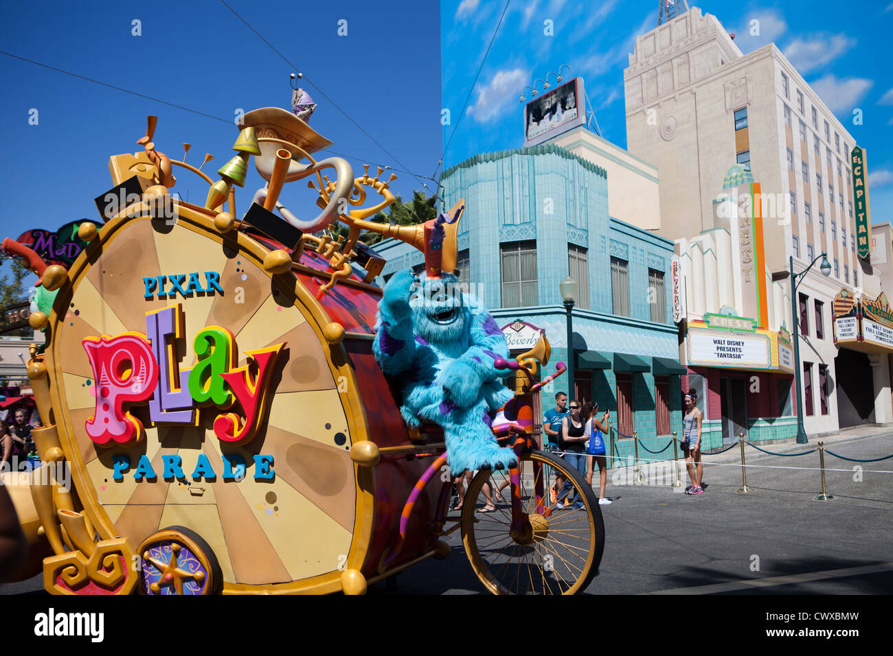Pixar Disney's California Adventure Play Parade, Sully du film Monsters ...