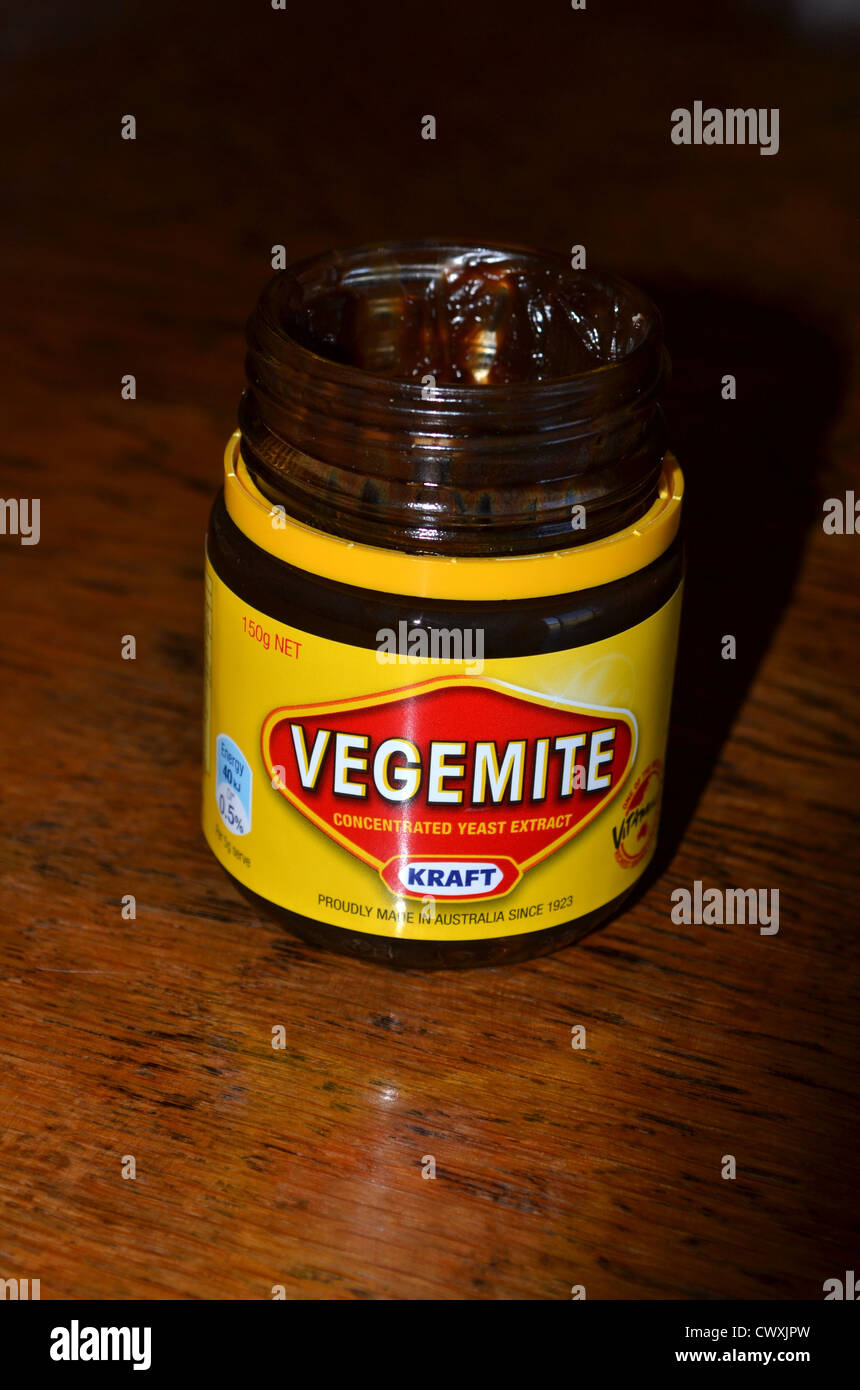 Ouvrir un pot de vegemite sur table en bois Photo Stock - Alamy