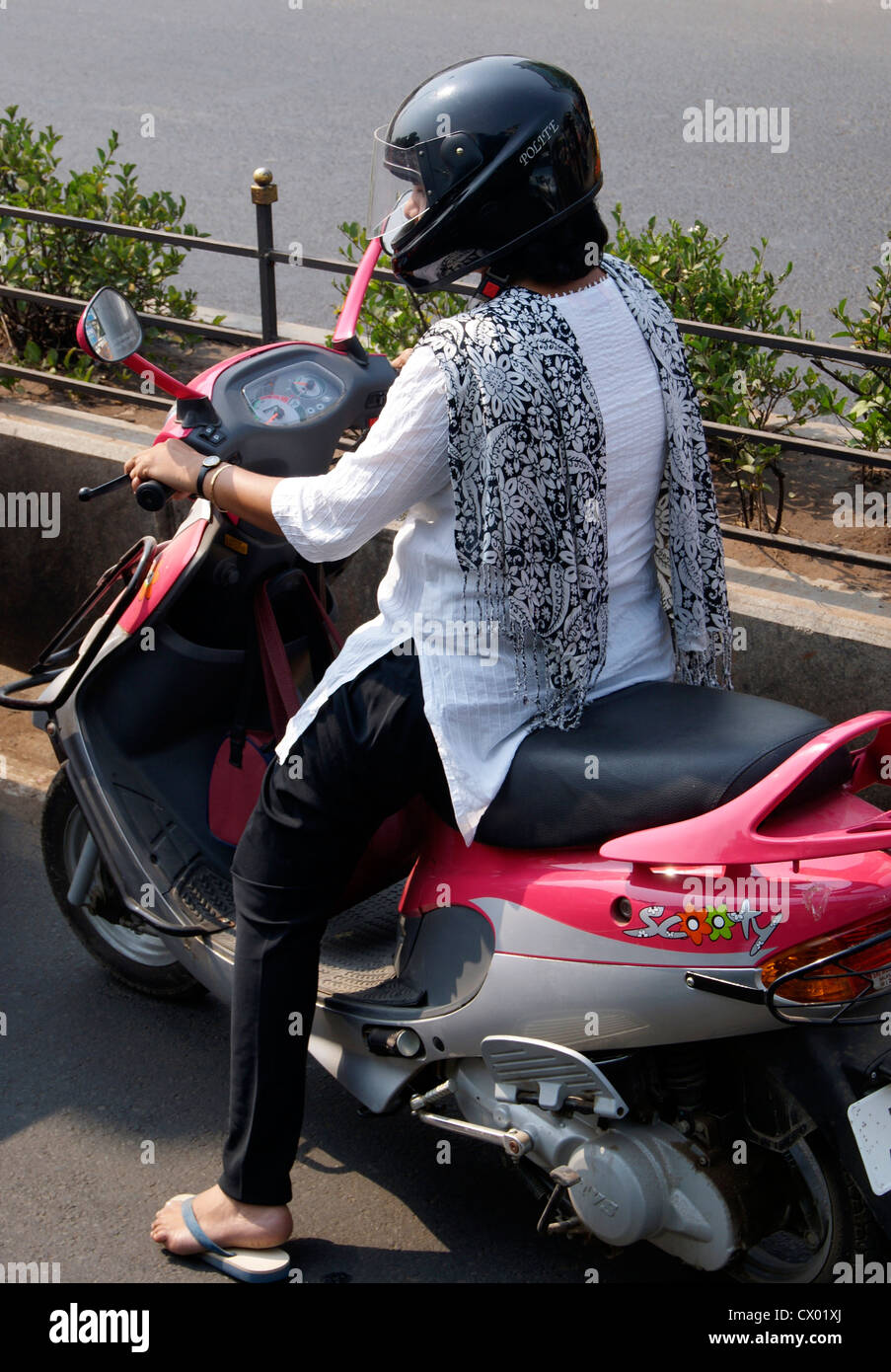 Indian women riding scooty scooter Banque de photographies et d’images ...