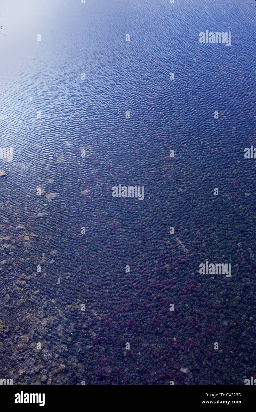 Eau de rivière bleue Banque de photographies et d’images à haute ...