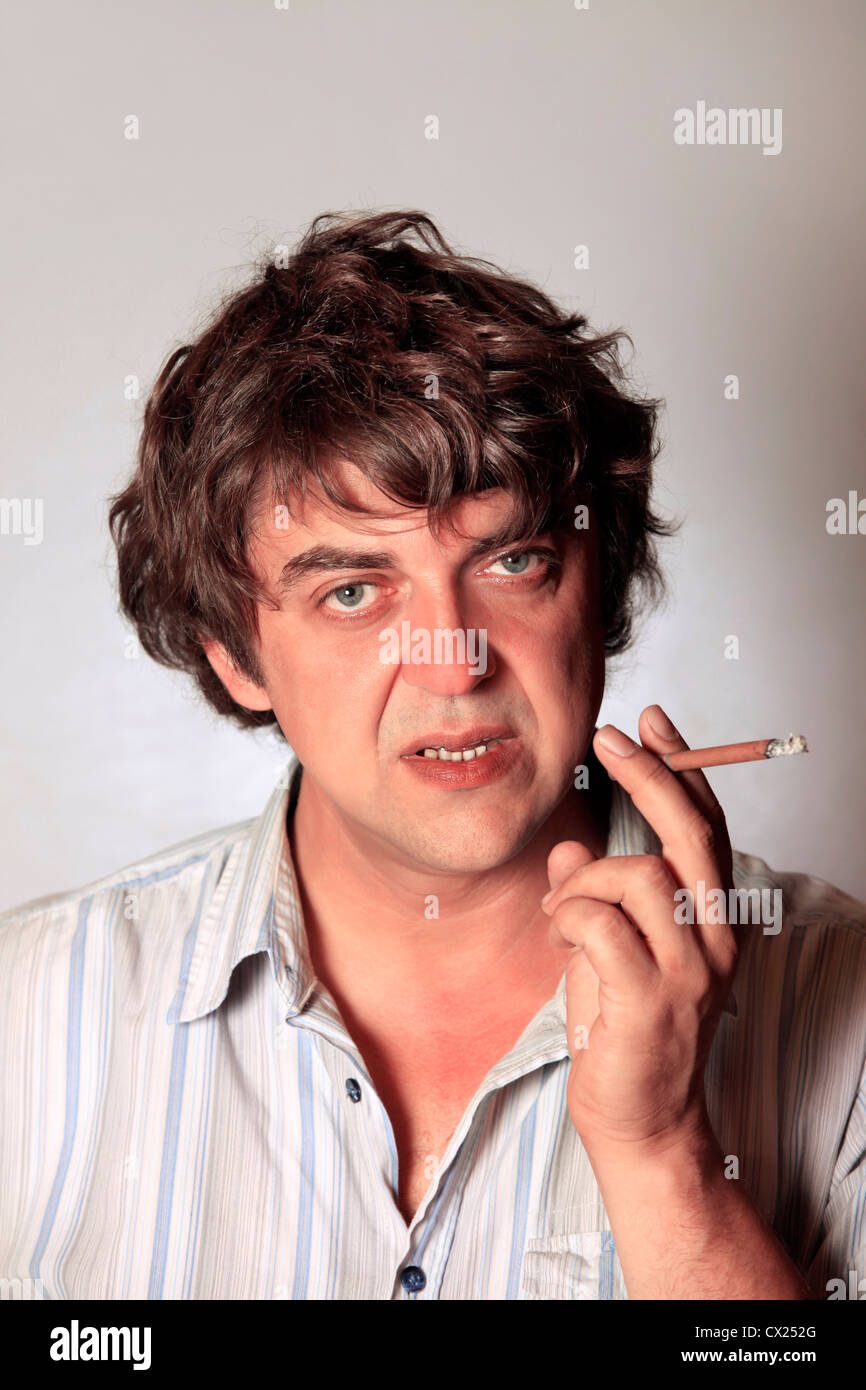 L'homme fume la cigarette Banque de photographies et d’images à haute ...