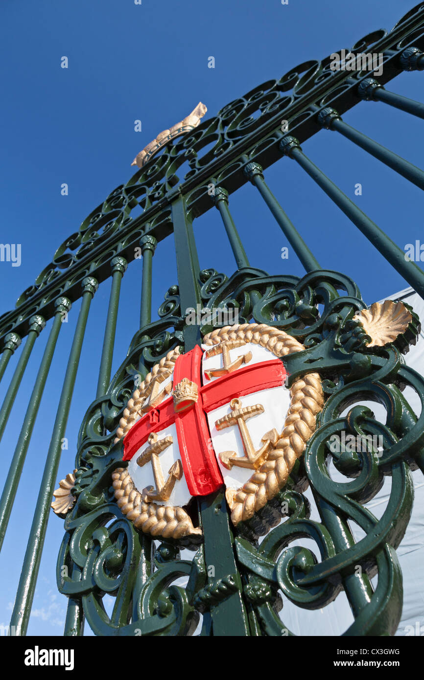 Insigne de l'Hôpital Royal sur la porte de la Royal Naval College ...