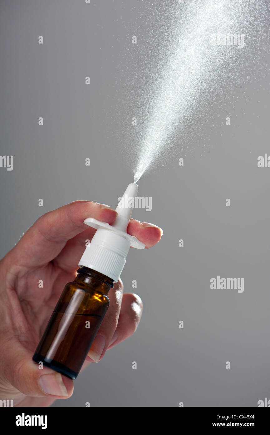 Nasal spray medicament Banque de photographies et d’images à haute ...