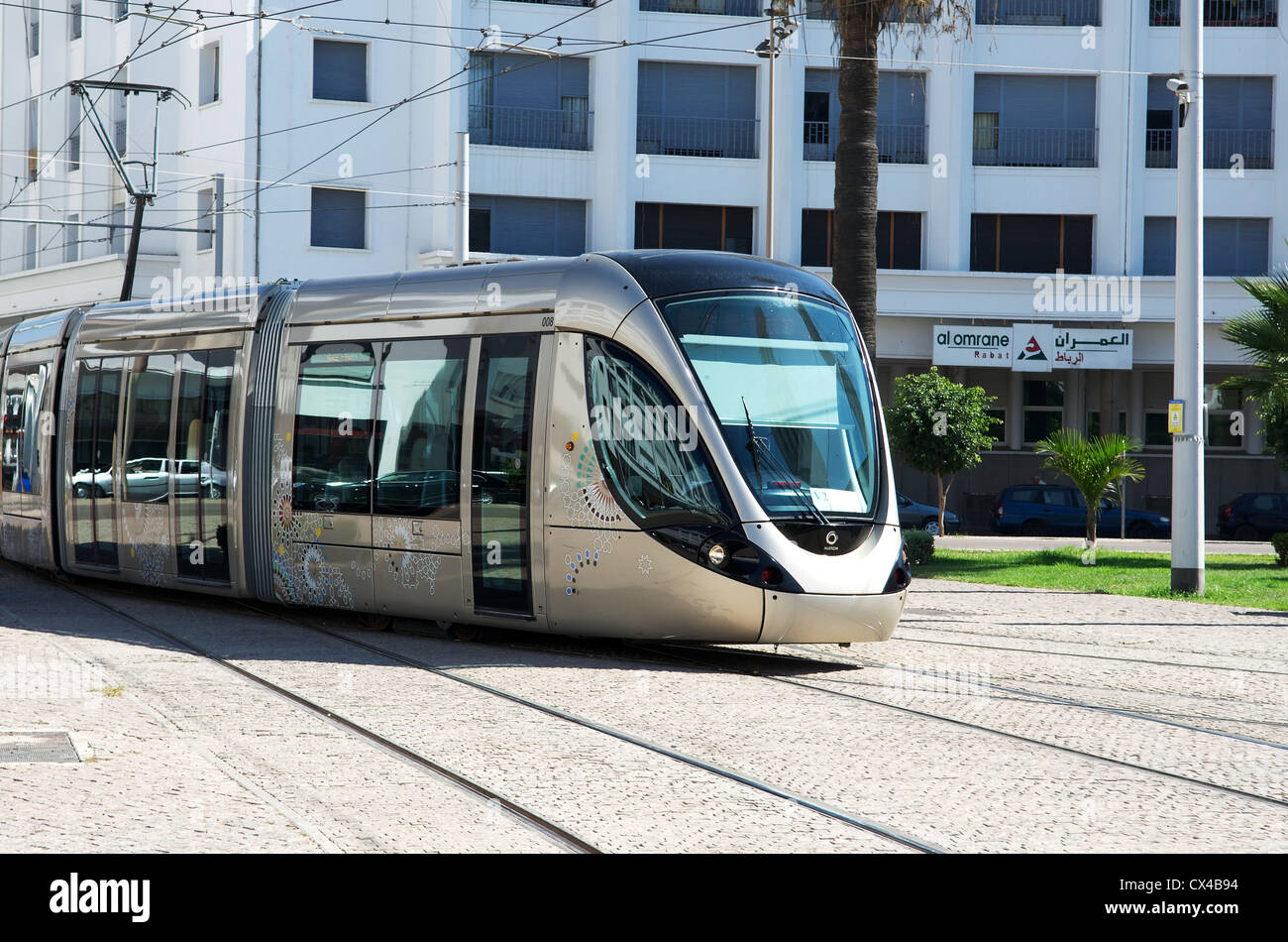 Tramway sur les rues de la capitale marocaine de Rabat. Le tramway en ...