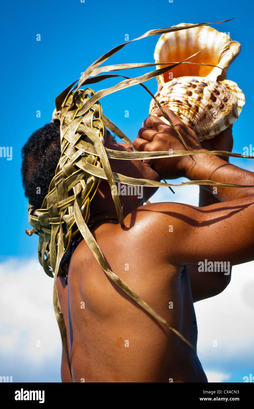 Blowing conch shell Banque de photographies et d’images à haute ...