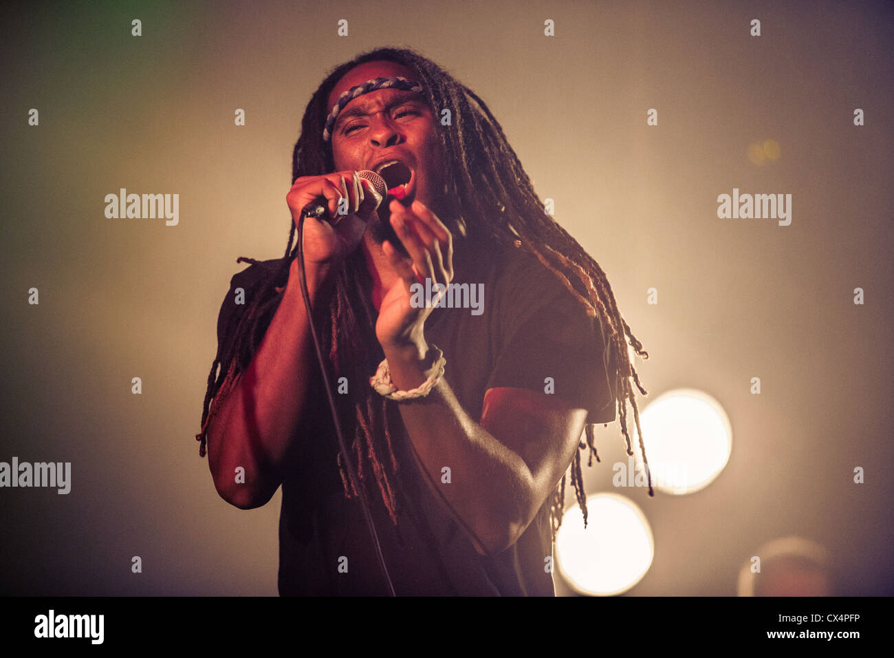 Singer with dreadlocks Banque de photographies et d’images à haute ...