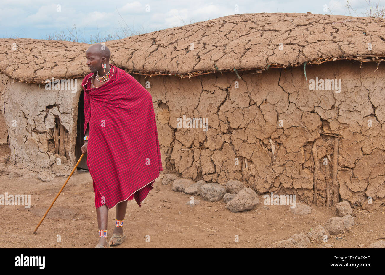 Afrique Kenya Amboseli village de la tribu Masai Masai homme en costume ...