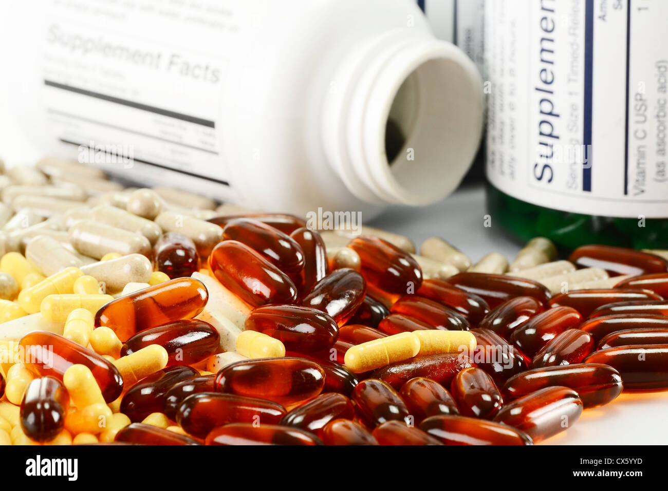 La composition avec complément alimentaire gélules et conteneurs Photo ...
