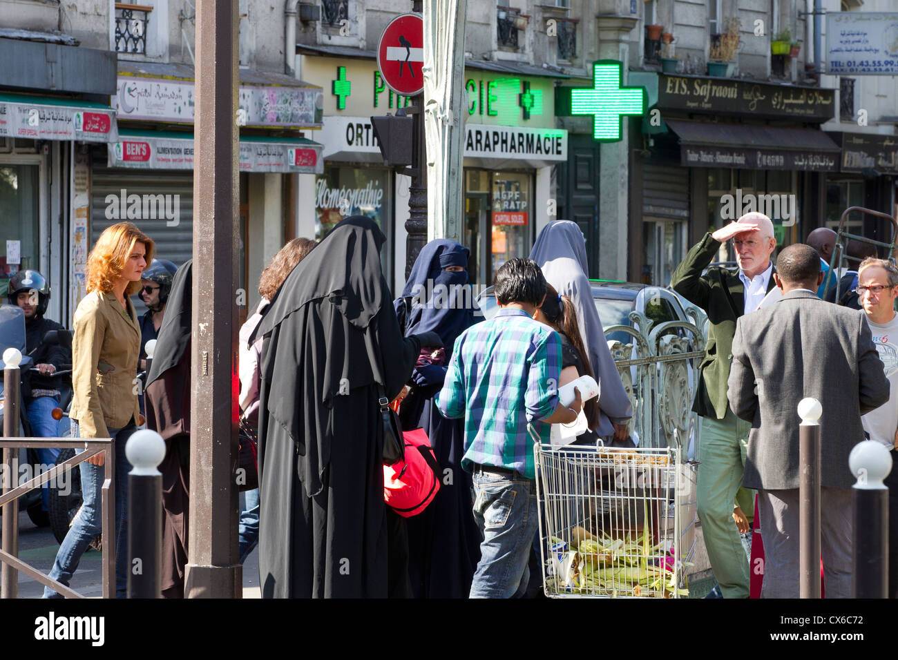 Burqa portant des femmes musulmanes à Paris, France Photo Stock - Alamy