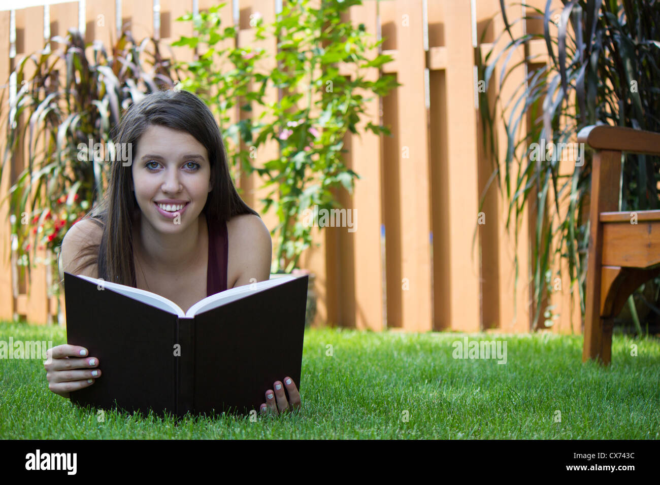 Fille lit un livre de lecture Banque de photographies et d’images à ...