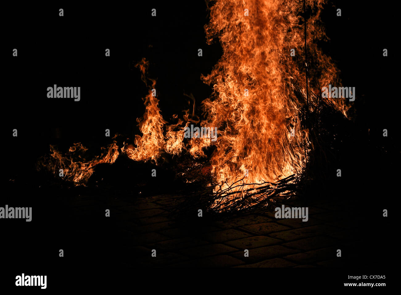 Brûler Sur Le Bûcher Banque d'image et photos - Alamy