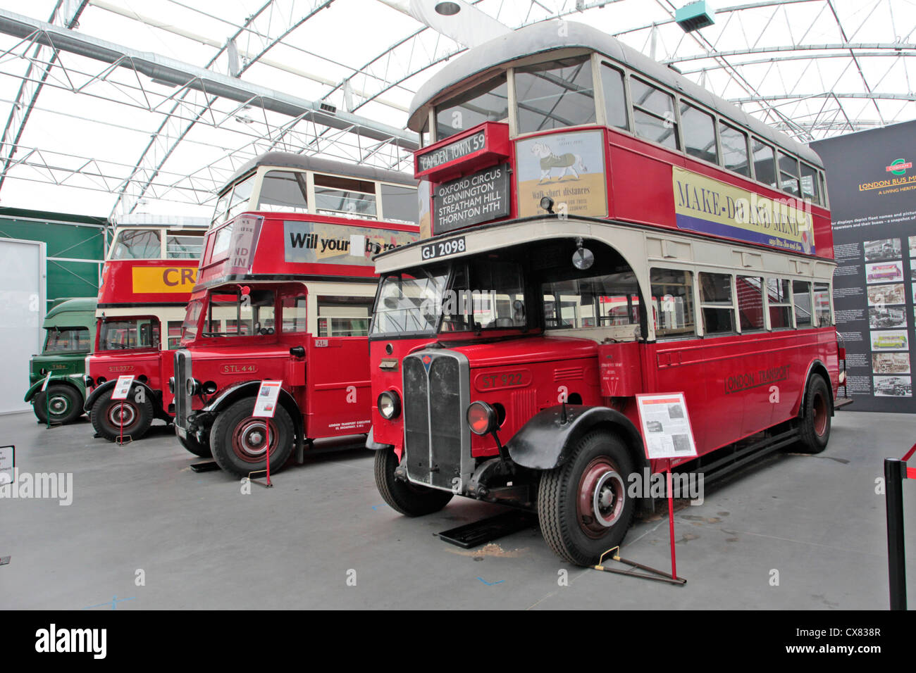 Le Brooklands Museum 1930 AEC Regent ST922 (premier plan) red bus à ...