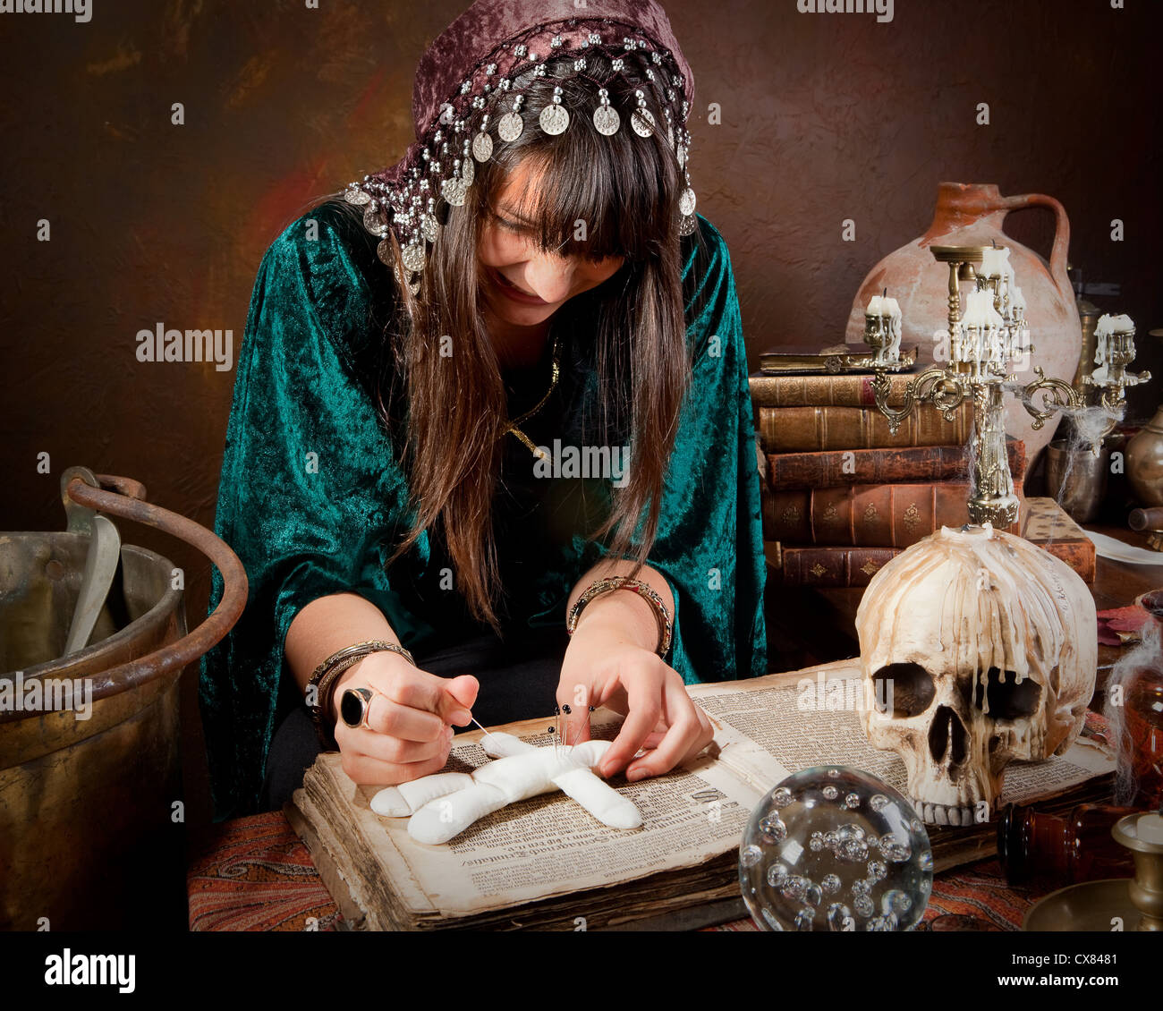 Poupée vaudou avec aiguilles Banque de photographies et d’images à ...