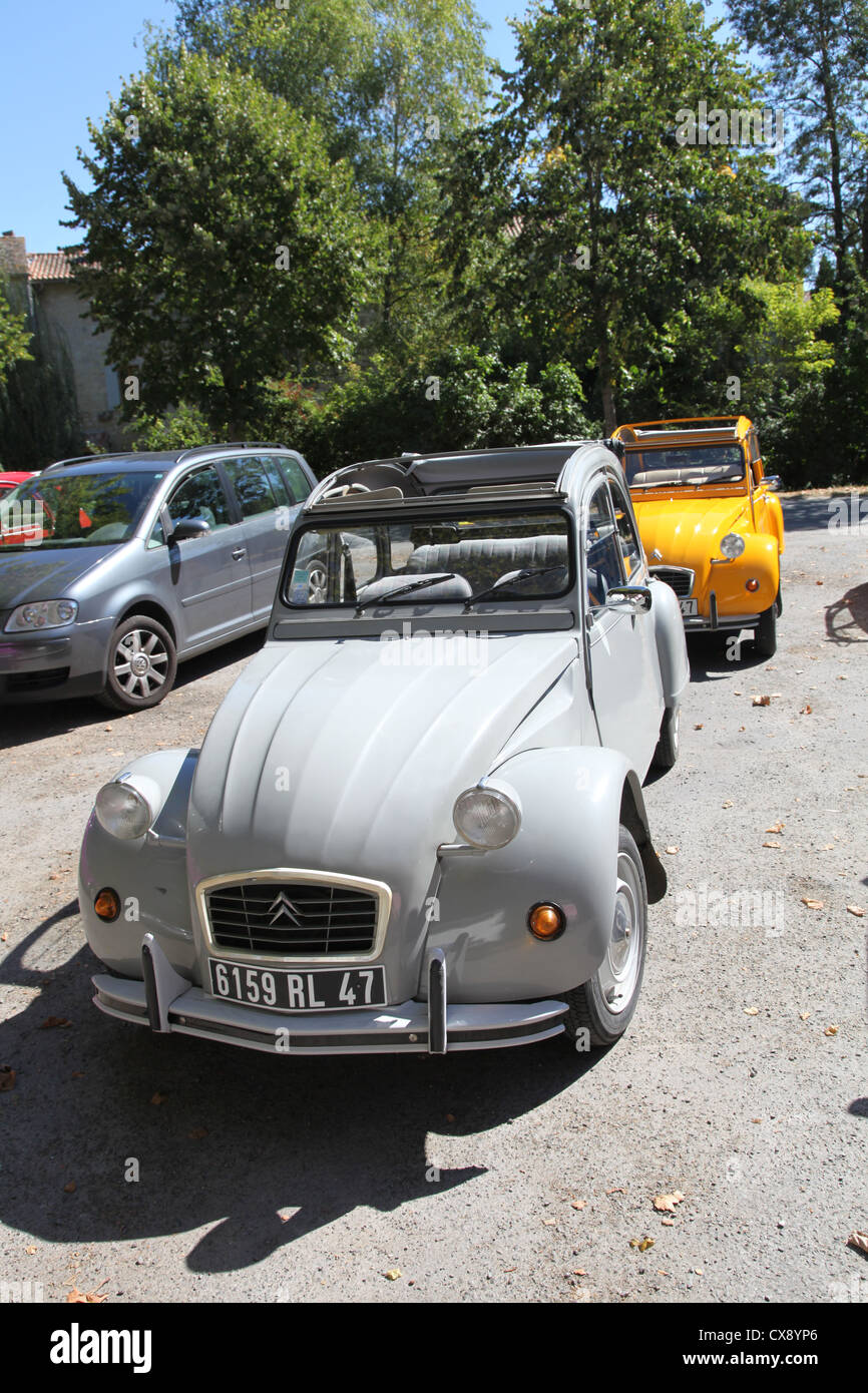 Citroen 2cv convertible Banque de photographies et d’images à haute ...