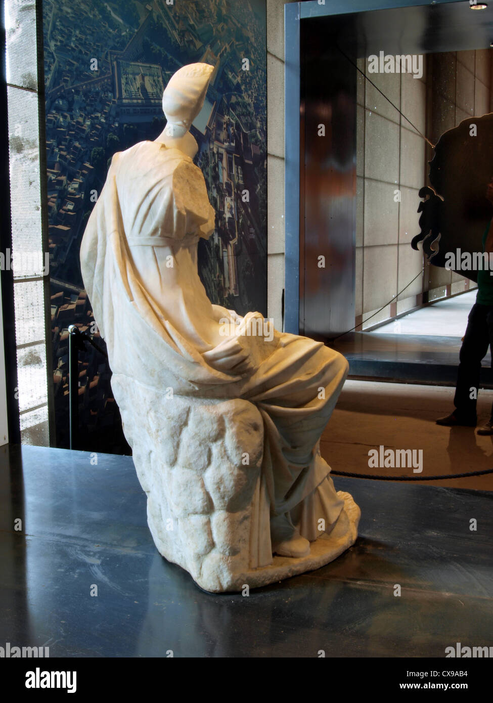 Intérieur du Colisée, la statue d'une muse assis Photo Stock - Alamy
