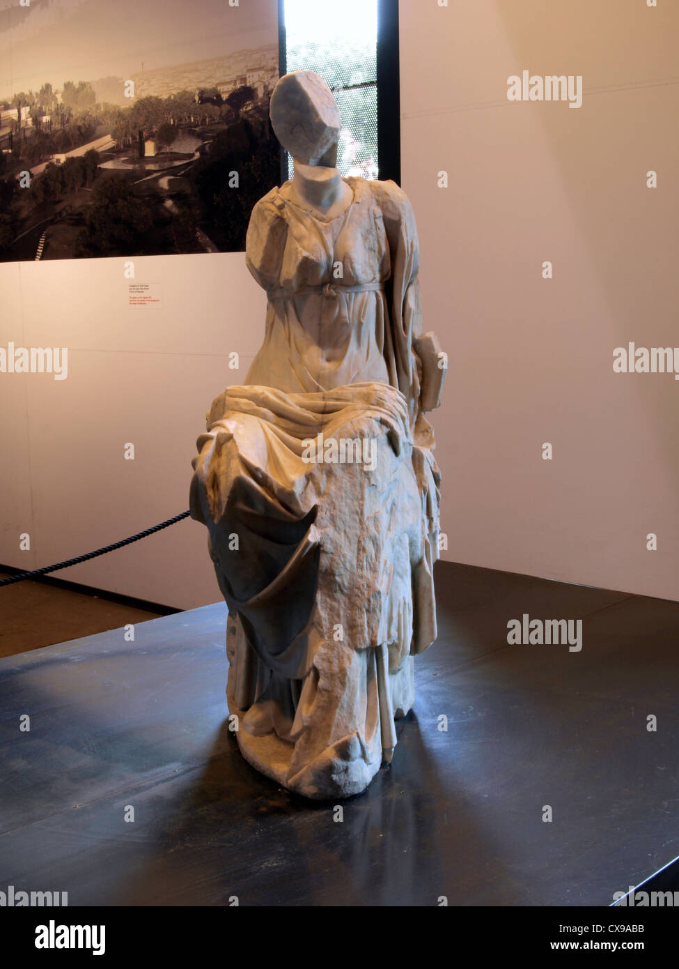 Intérieur du Colisée, la statue d'une muse assis Photo Stock - Alamy