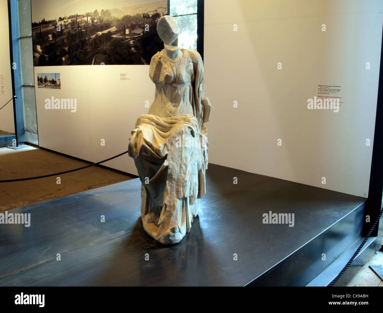 Intérieur du Colisée, la statue d'une muse assis Photo Stock - Alamy
