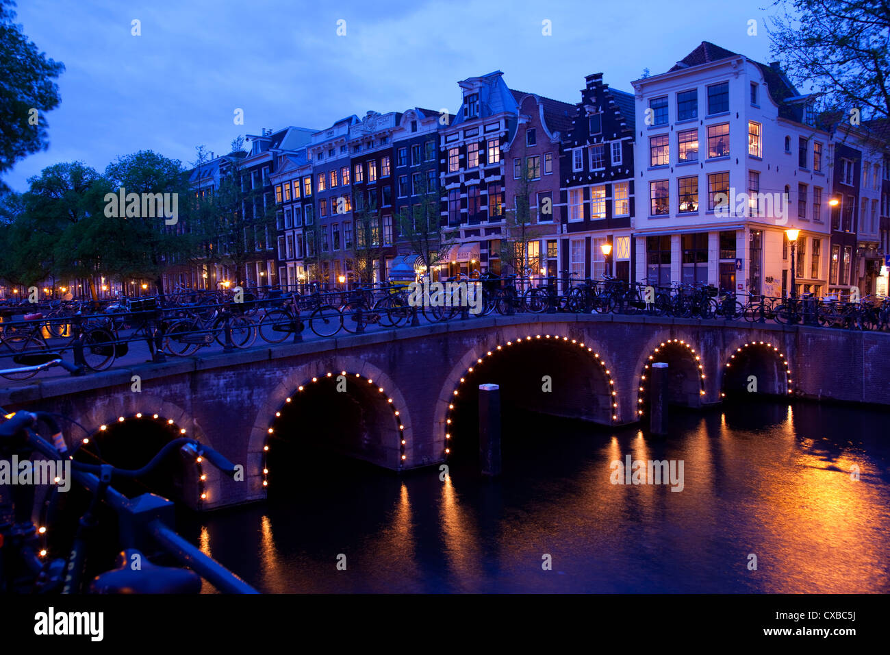 Canal avec pont Banque de photographies et d’images à haute résolution ...