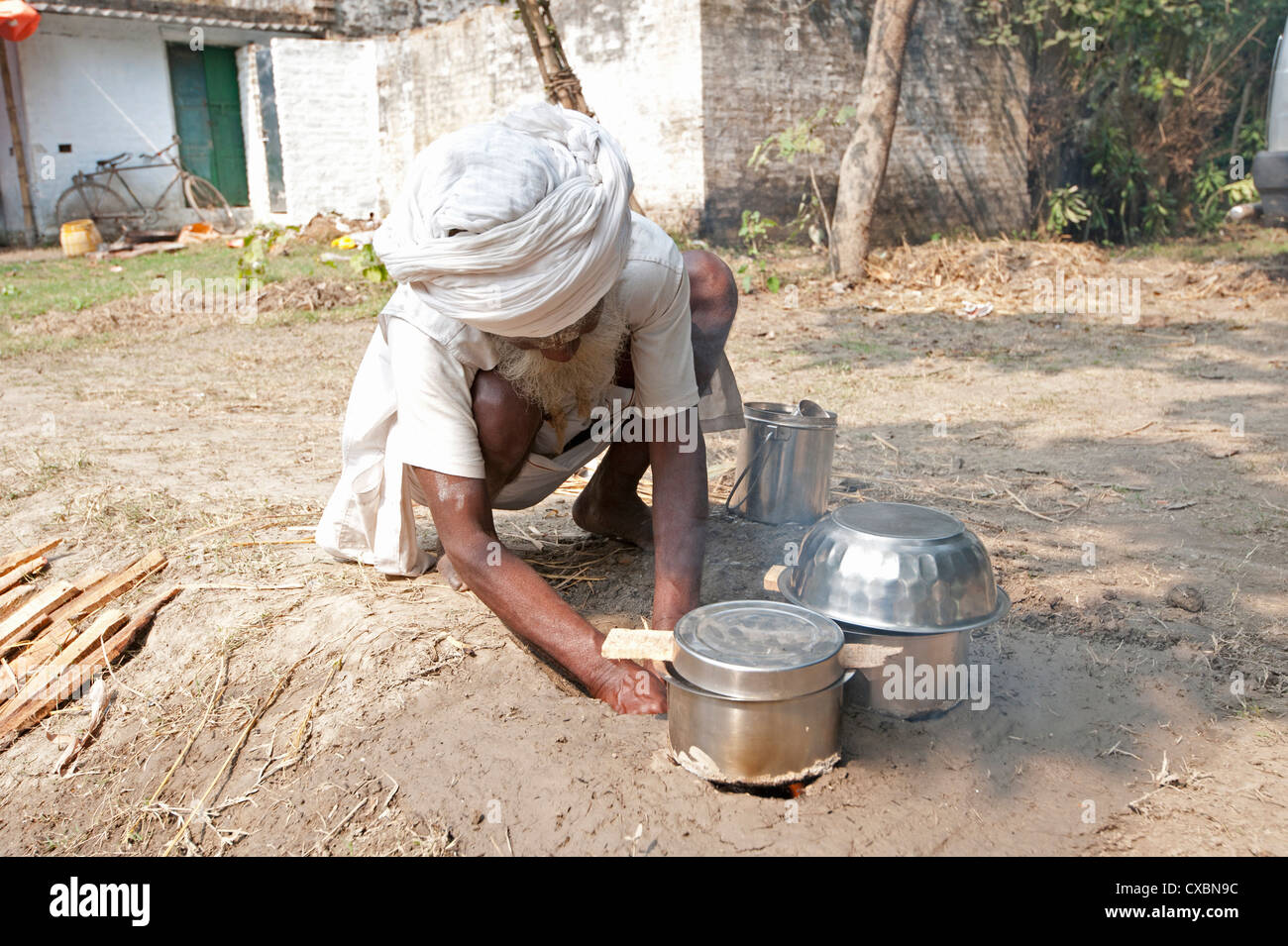 Bihari homme en turban blanc et dhoti, ce four en argile dans le sol ...